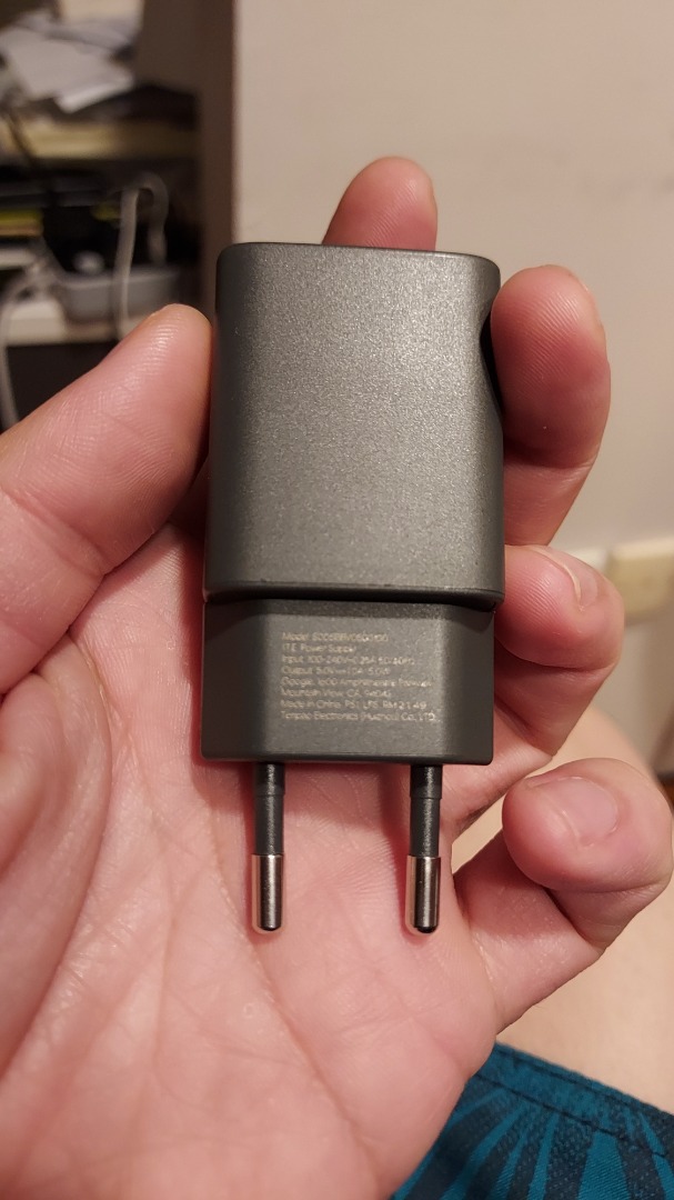 Original Goggle Chromecast power supply. Phone charger, Mobile Phones ...