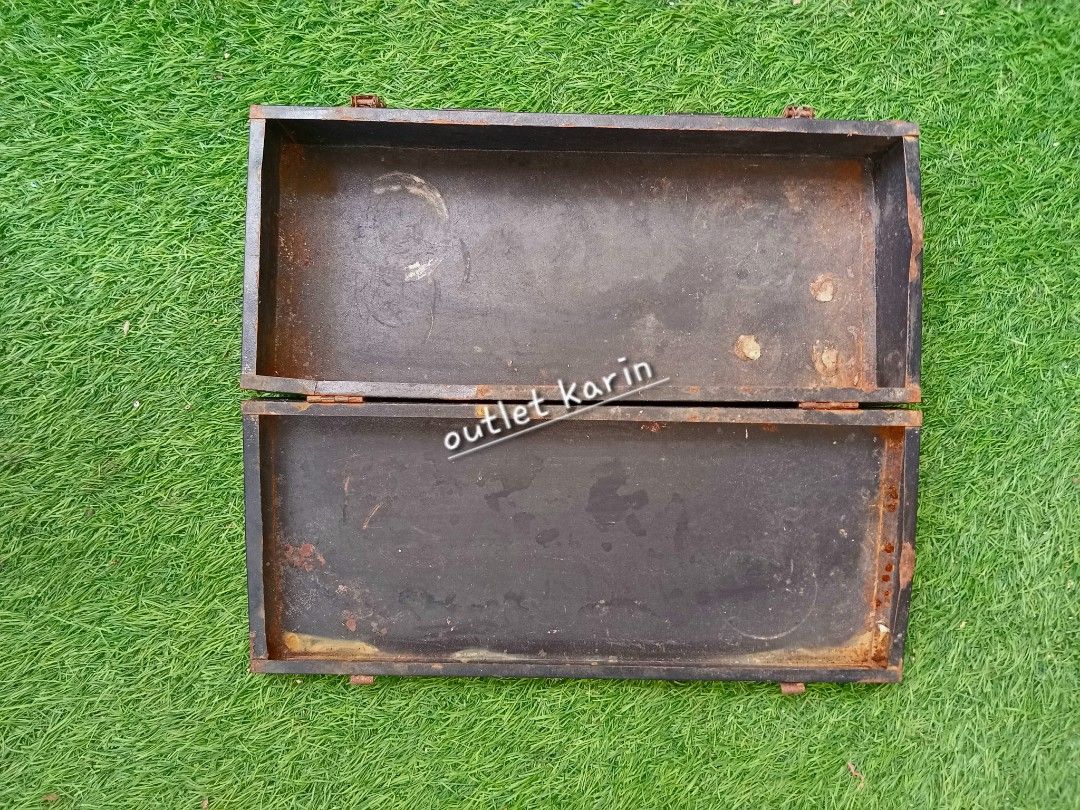 Kotak besi perkakas jadul, Antik, Lainnya di Carousell