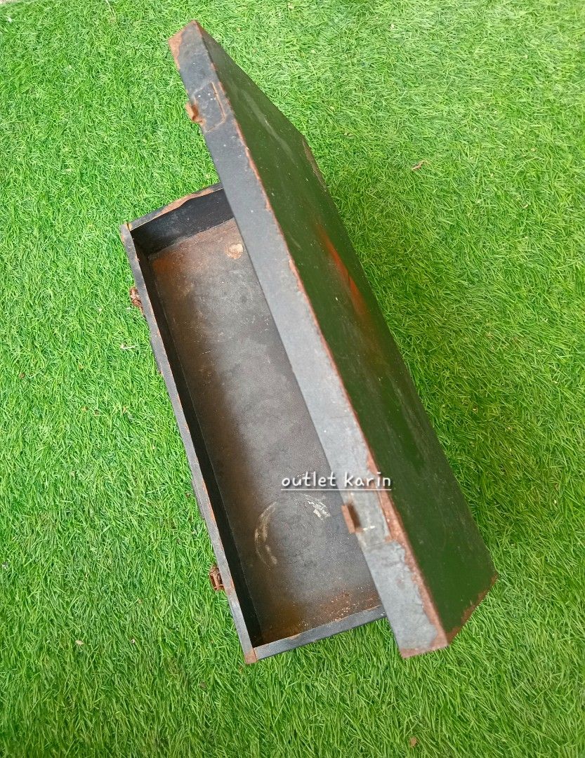 Kotak besi perkakas jadul, Antik, Lainnya di Carousell