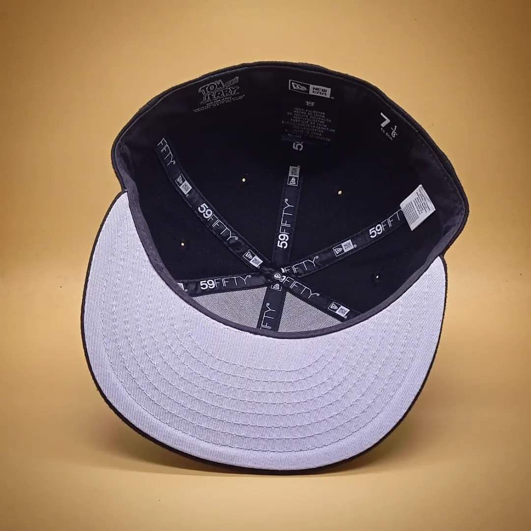 Topi New Era 59FIFTY X Tom and Jerry 71/8 Fitted, Fesyen Pria, Aksesoris, Topi di Carousell