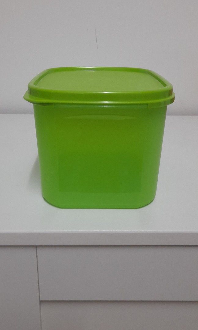 Tupperware 1.9 liter RM20, Furniture & Home Living, Kitchenware ...