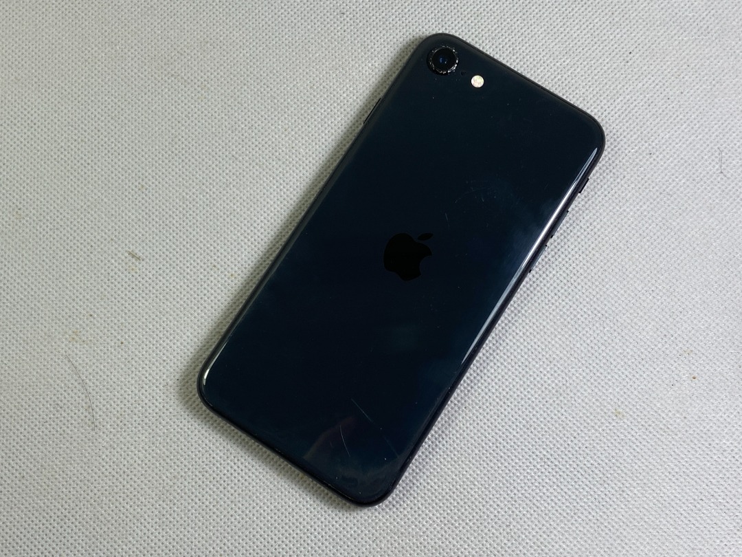 Apple IPhone SE 2 64G 黑色 二手蘋果小尺寸手機, 手機及配件, 手機, iPhone, iPhone X 系列 在旋轉拍賣