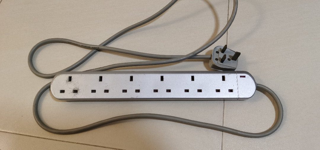 Extension Power 6 Gangs Sockets with 1.9m Cable， 6位拖板電掣電源插座 連13A插頭 電源綫長 ...