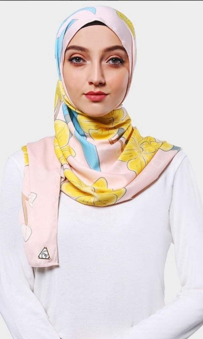Cakenis Moth Cake Shawl in Yellow, Women's Fashion, Muslimah Fashion ...