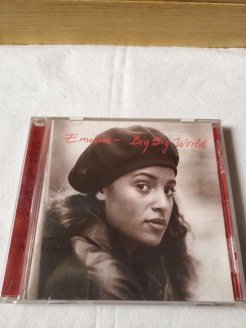 碟靚冇花 Emilia Big Big World Cd 大碟 英文歌 流行曲 English Pop Songs 興趣及遊戲 音樂、樂器 And 配件 音樂與媒體 Cd 及 Dvd