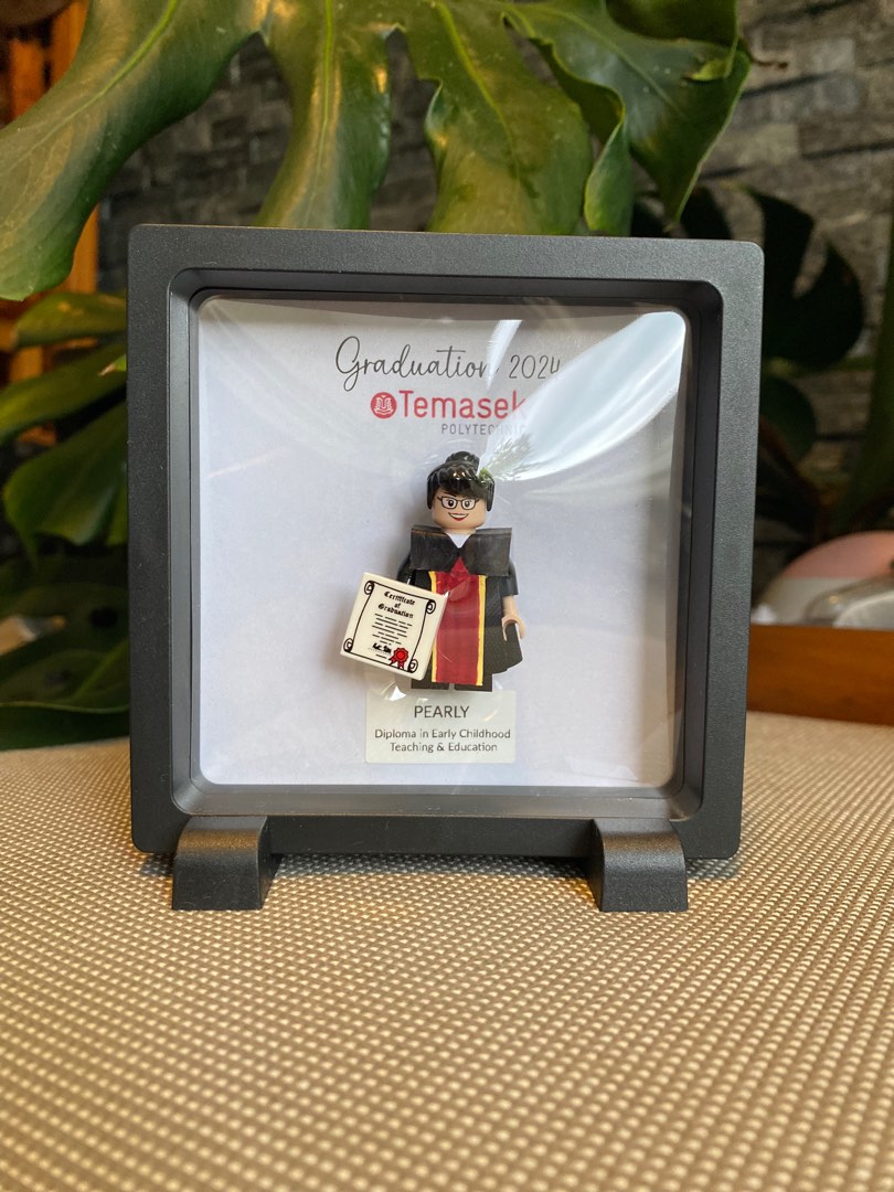 Graduation gifts [Customised Temasek Poly graduation figurine in PE ...