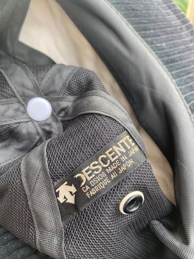 Vintage Cap Descente, Men's Fashion, Watches & Accessories, Cap & Hats ...