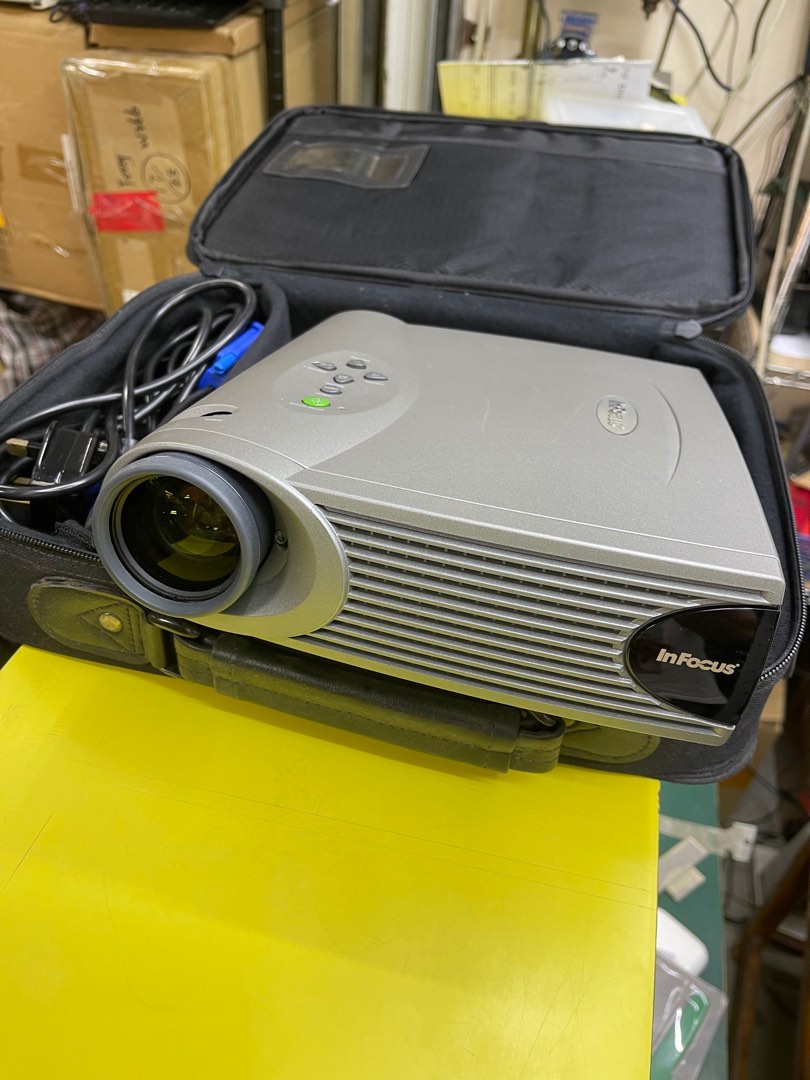 InFocus LP335 輕巧數位投影機 (遙控遺失,但可機頂控制), 家庭電器, 電視 & 其他娛樂, 投影機 - Carousell