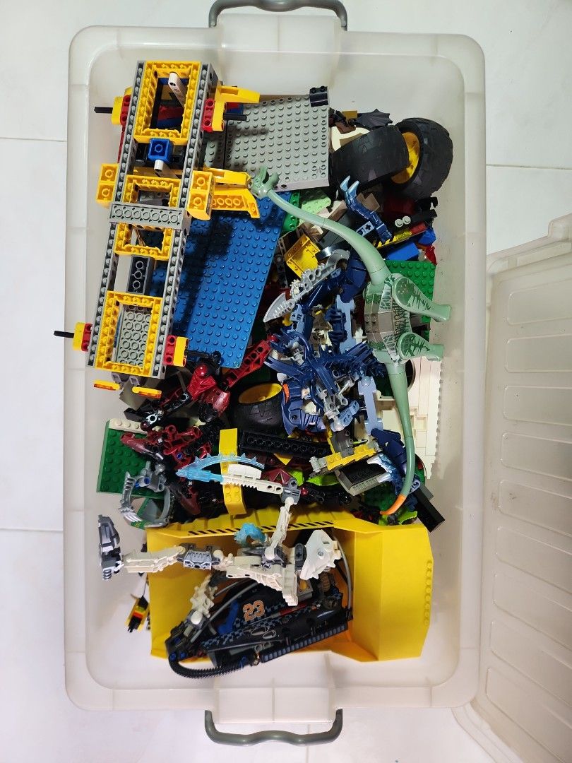 Box containing random assortment/ mixture of Lego, Hobbies & Toys, Toys ...