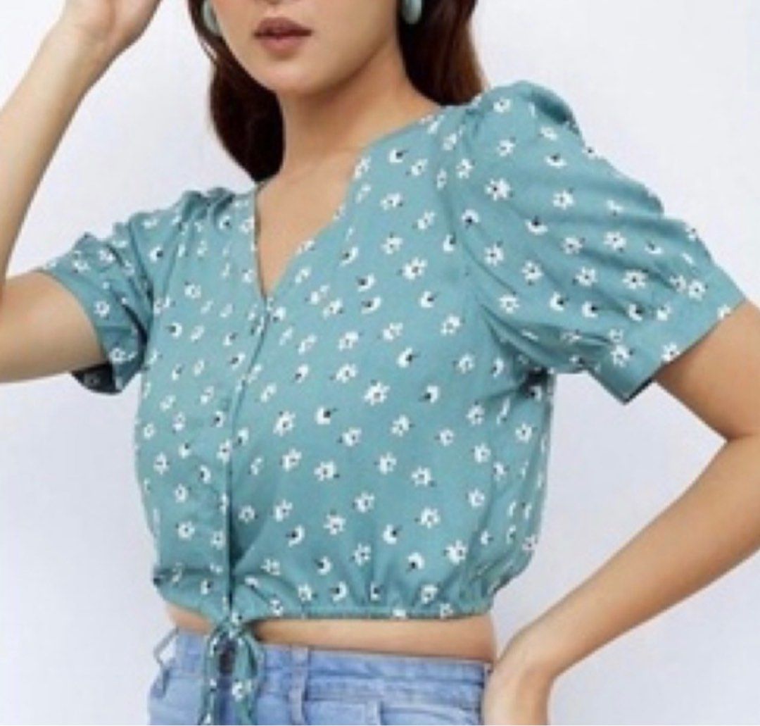 Colorbox - Floral Crop Top, Fesyen Wanita, Pakaian Wanita, Atasan di Carousell