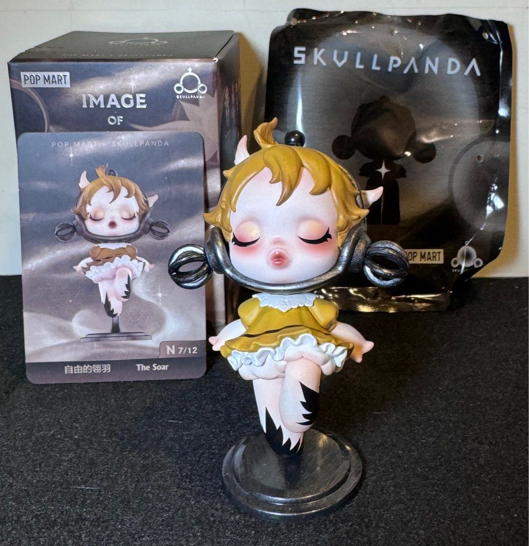 POPMART泡泡瑪特 SKULLPANDA SP漫相集。自由的翎羽。, 書籍、休閒與玩具, 玩具、公仔、桌遊在旋轉拍賣