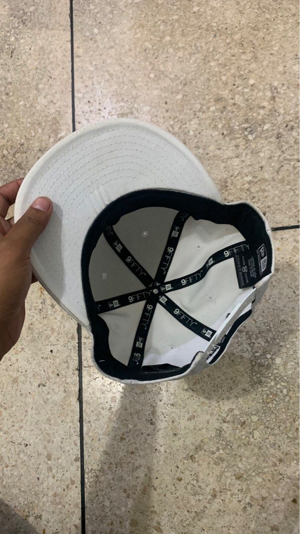 Snapback New Era White Barcode, Fesyen Pria, Aksesoris, Topi di Carousell