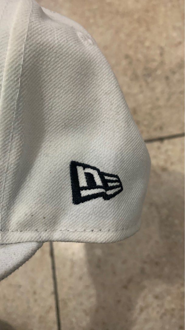 Snapback New Era White Barcode, Fesyen Pria, Aksesoris, Topi di Carousell