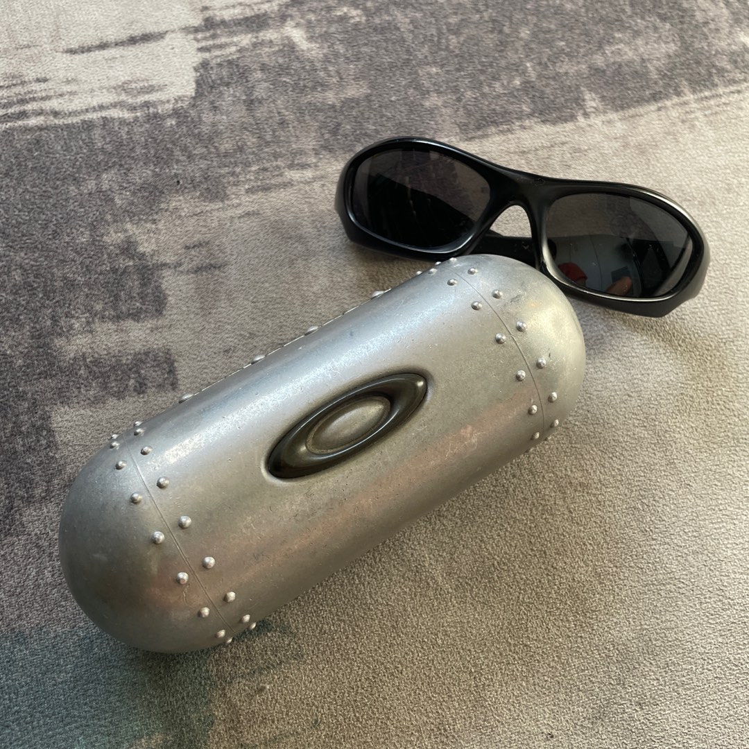 Oakley Monster Dog and Capsule Case Set, Men's Fashion, Watches ...