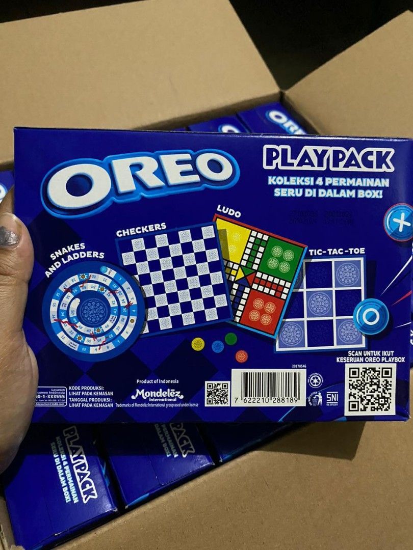 Oreo pack isi 4 + mainan random, Makanan & Minuman, Snek di Carousell