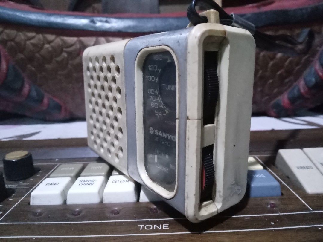 Radio pocket jadul SANYO koleksi antik dekorasi vintage pajangan retro klasik lawas unik langka ...