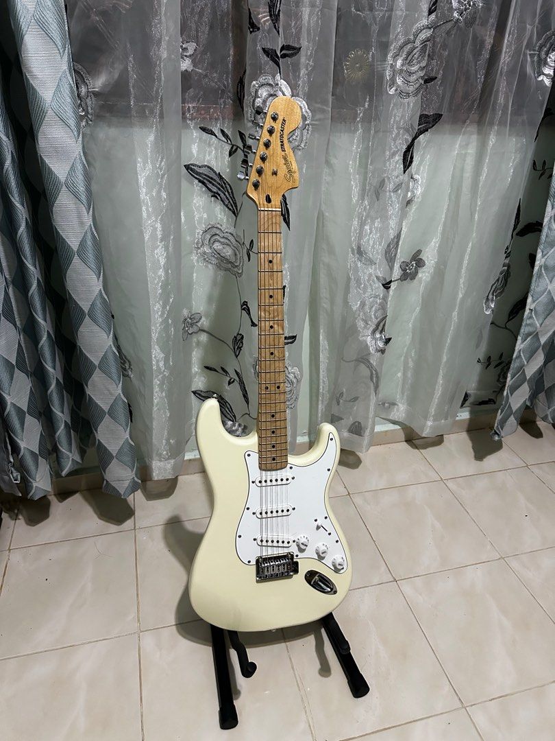 Squire Affinity Strat (Olympic White), Hobbies & Toys, Music & Media ...
