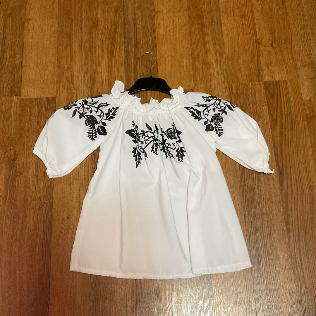 Baju Putih Sabrina motif bunga, Fesyen Wanita, Pakaian Wanita, Atasan ...