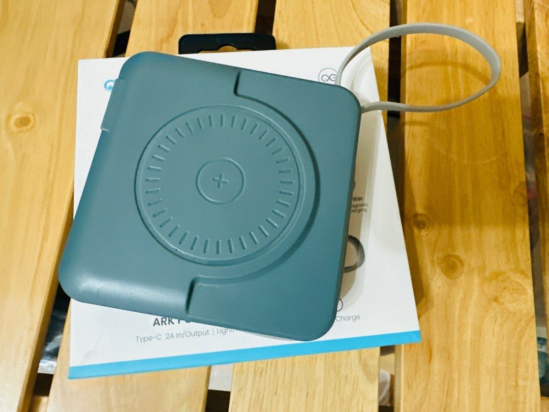 [二手]MOZTECH 萬能充Pro 二代 多功能五合一 行動電源 水泥灰限定色, 手機及配件, 電子周邊配件及產品, 充電器及電線在旋轉拍賣