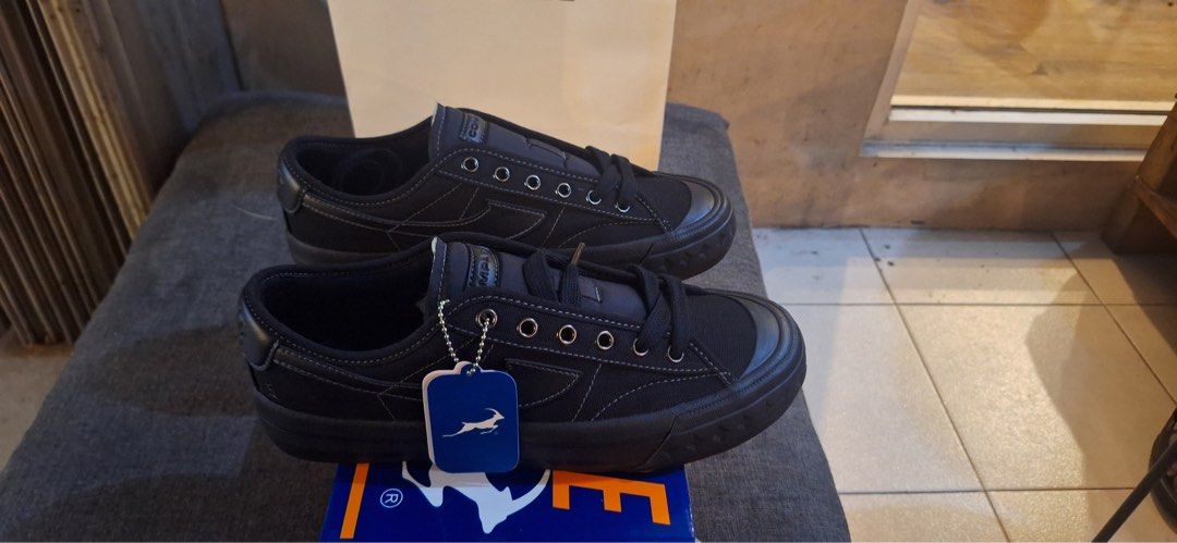 sepatu compass, Fesyen Pria, Sepatu , Sneakers di Carousell