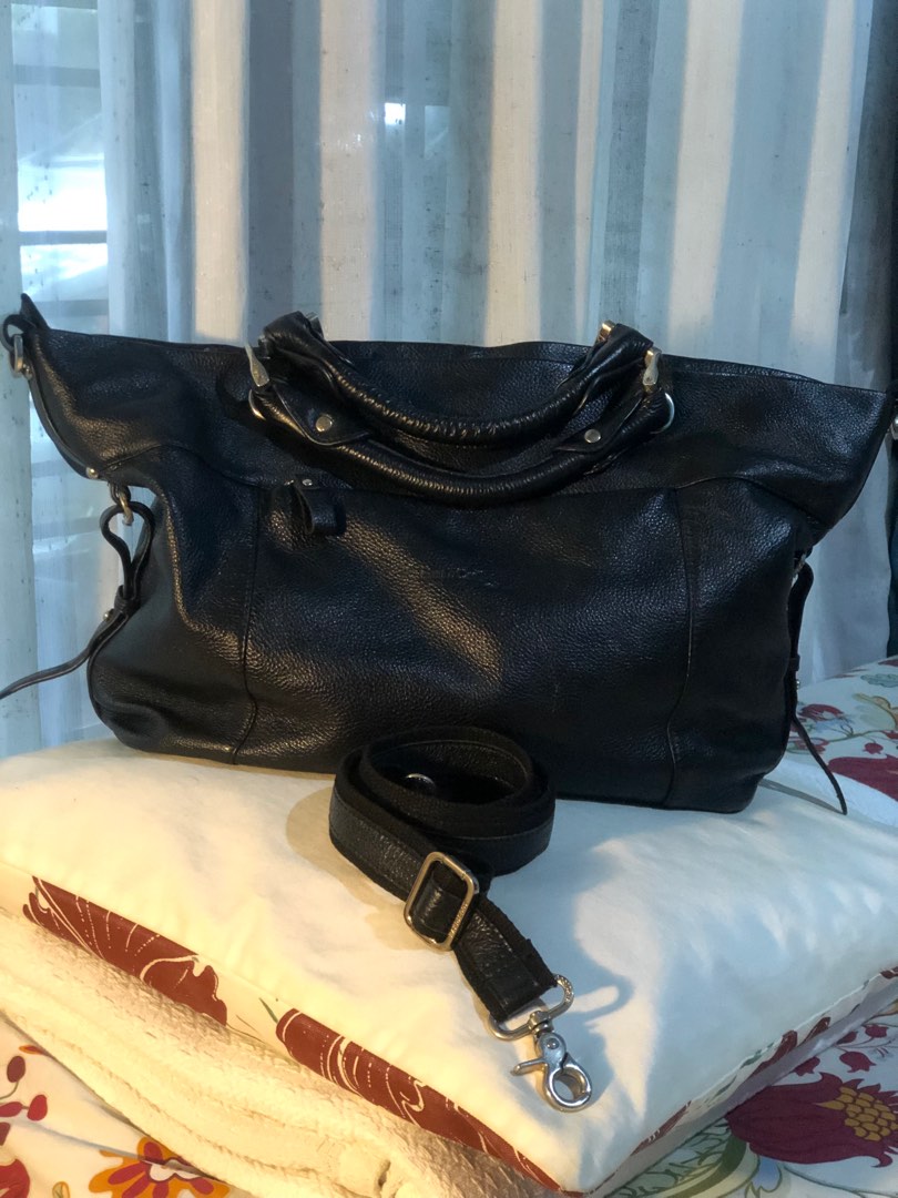 Tas Kulit model Hobo, Fesyen Wanita, Tas & Dompet di Carousell