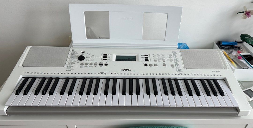 Yamaha Keyboard EZ-300 with light up keys and programmed songs, Hobbies ...