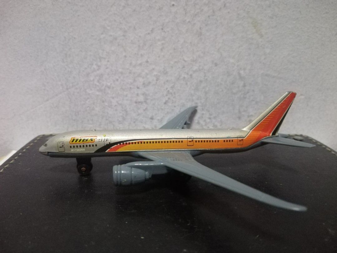 2009 Matchbox Boeing 787-8 Aircraft, Hobbies & Toys, Collectibles ...