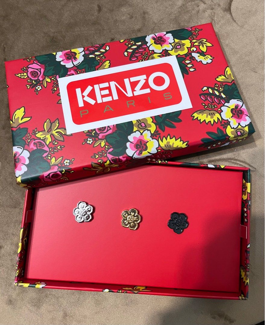 Authentic KENZO Pin’s Boke Flower Set, 名牌, 飾物及配件 - Carousell