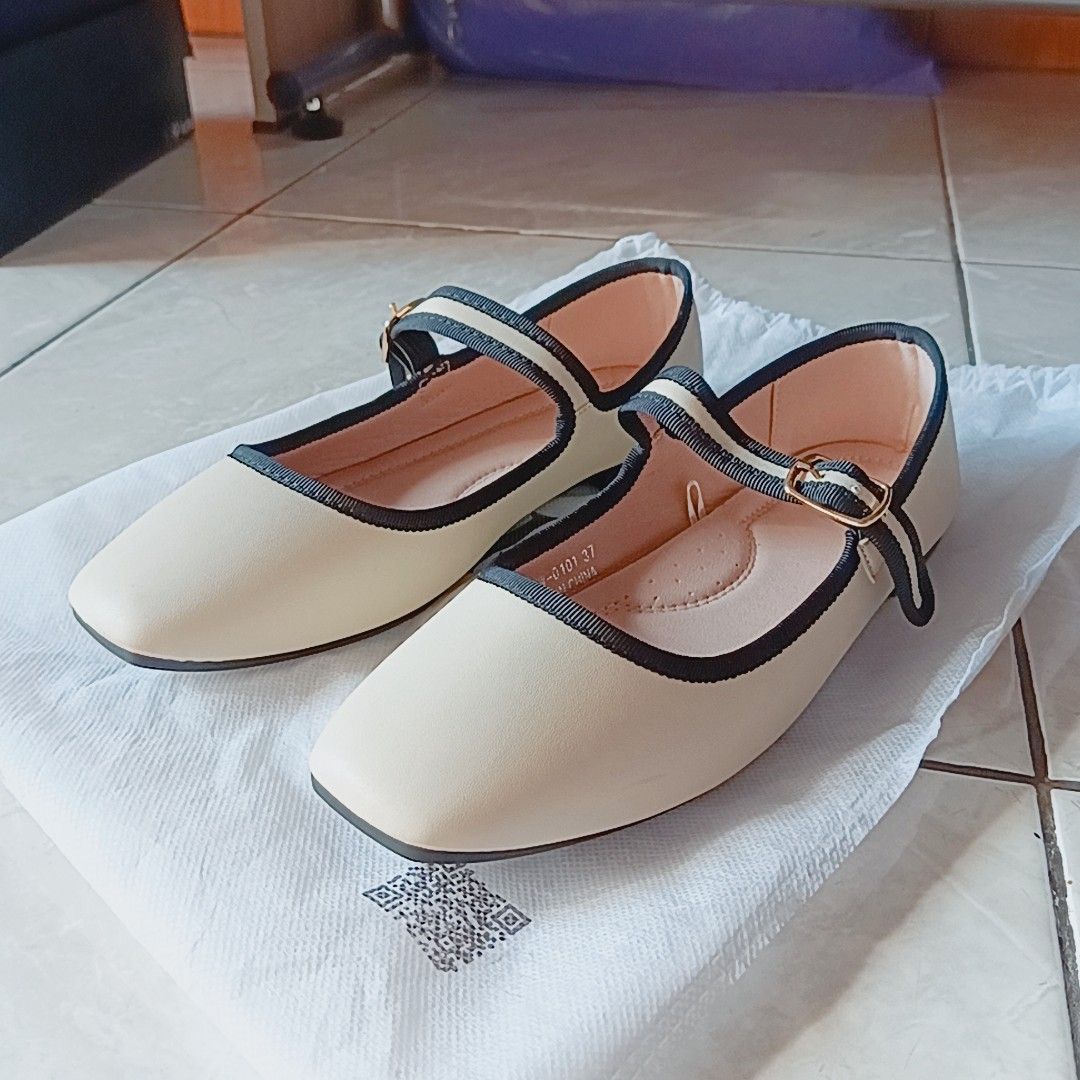 Blow Ariel Mary Jane Flat Shoes, Fesyen Wanita, Sepatu di Carousell