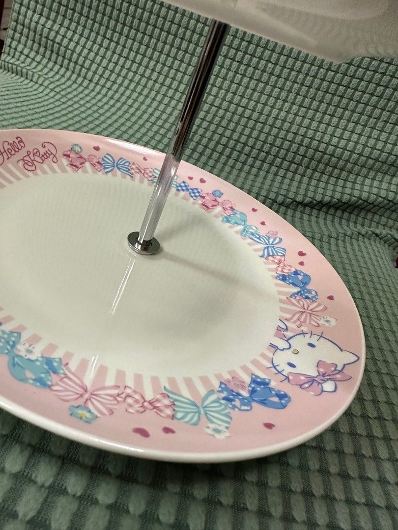 Hello Kitty Cake Stand Cupcakes Stand 高露潔 Hello Kitty 陶瓷點心盤, 傢俬＆家居, 廚具和 ...