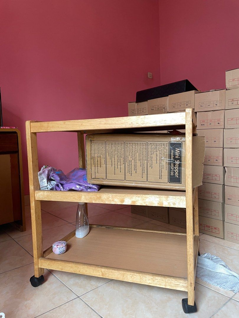 Meja kayu 2 rak sekat, Perabotan Rumah di Carousell