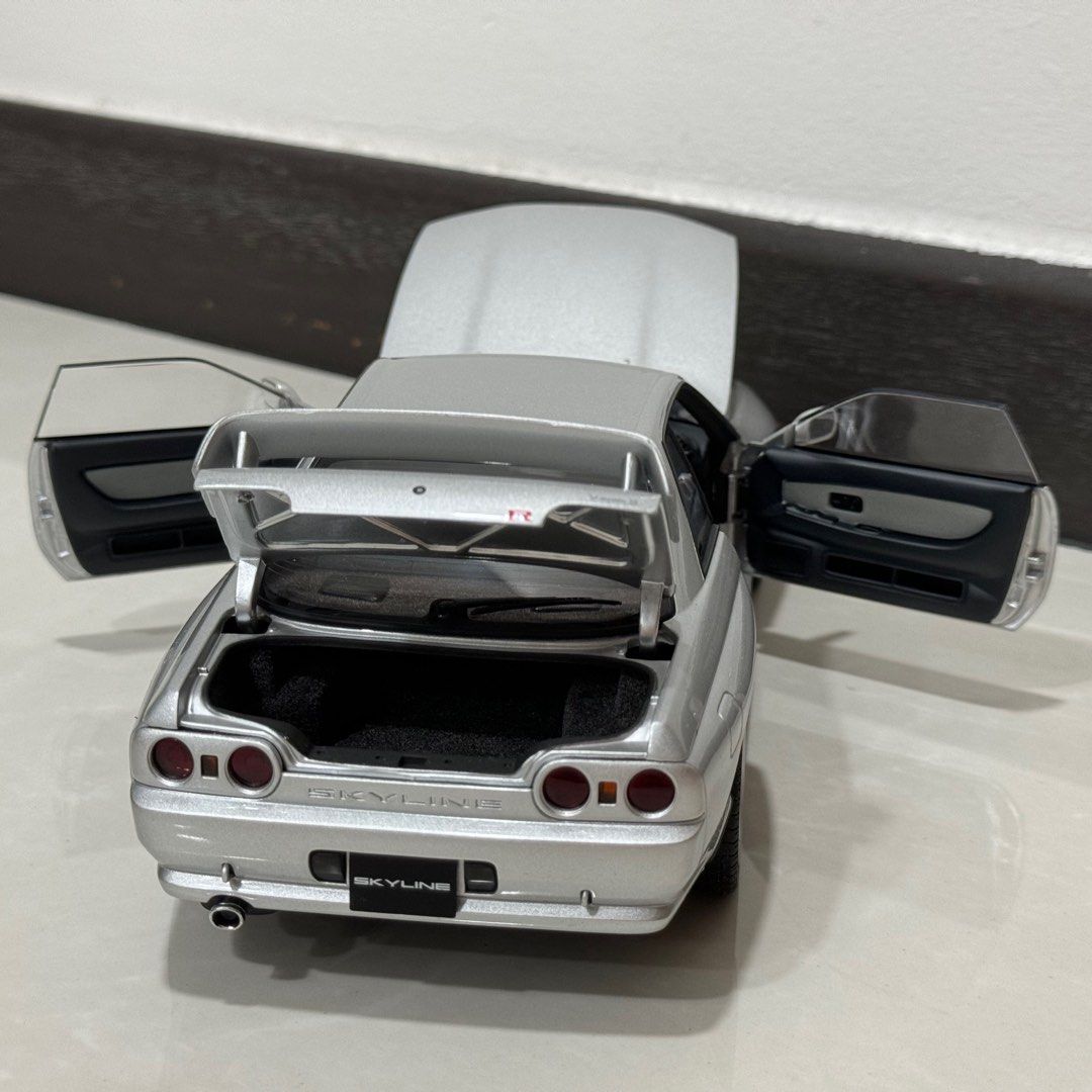 1:18 AutoArt Nissan Skyline GT-R R32 V-Spec II (Silver), Hobbies & Toys, Toys & Games on Carousell