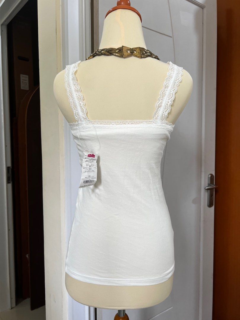 Tanktop knit cupbra topvalu putih, Fesyen Wanita, Pakaian Wanita, Atasan di Carousell