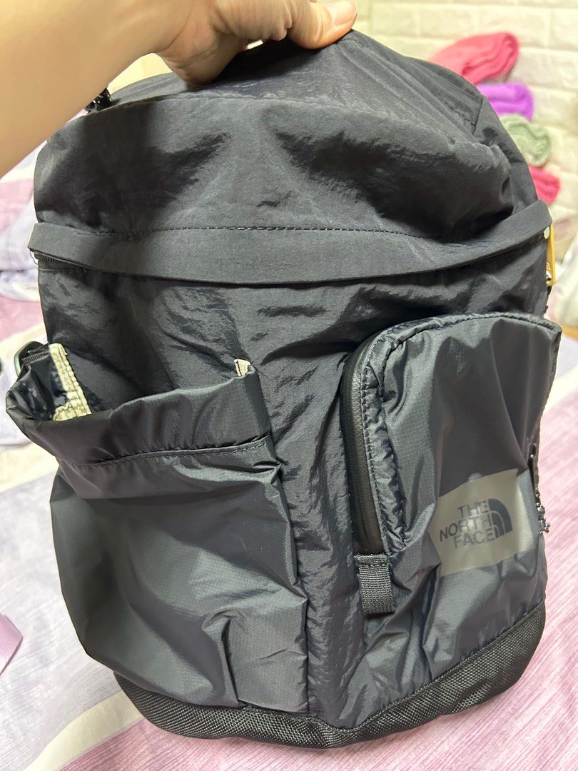 The North Face 北臉 Mountain Daypack, 他的時尚, 包包與錢包, 背包在旋轉拍賣