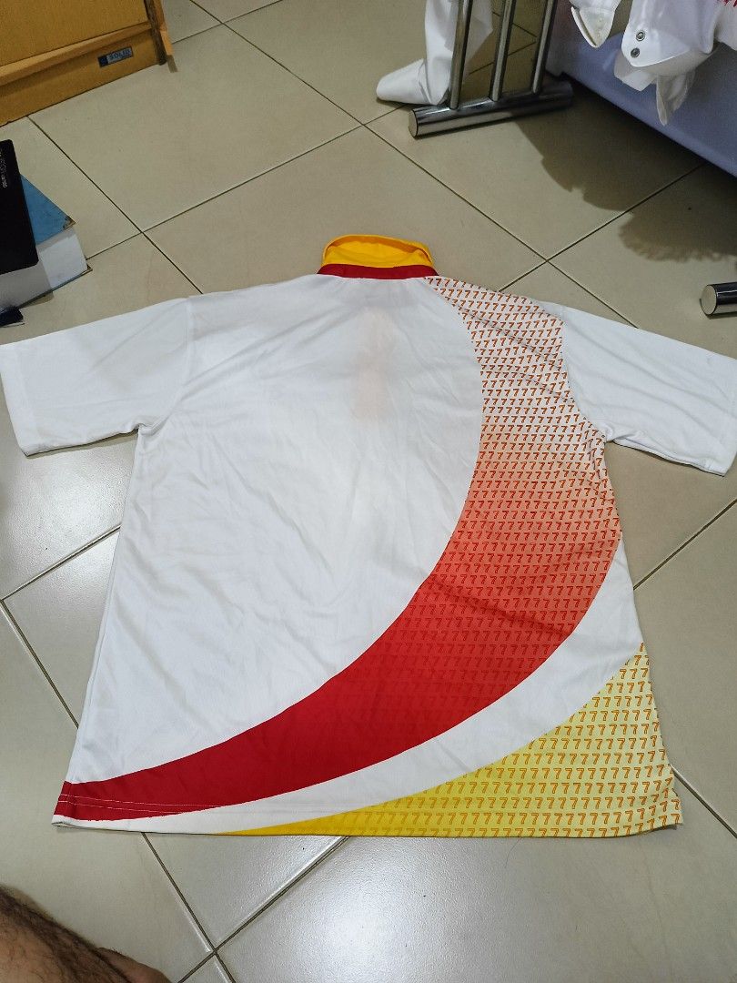 baju T-shirt DHL original size M, Fesyen Pria, Pakaian , Atasan di ...