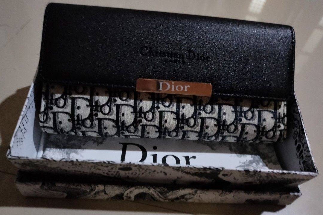 Dompet Dior Lipat, Fesyen Wanita, Tas & Dompet di Carousell