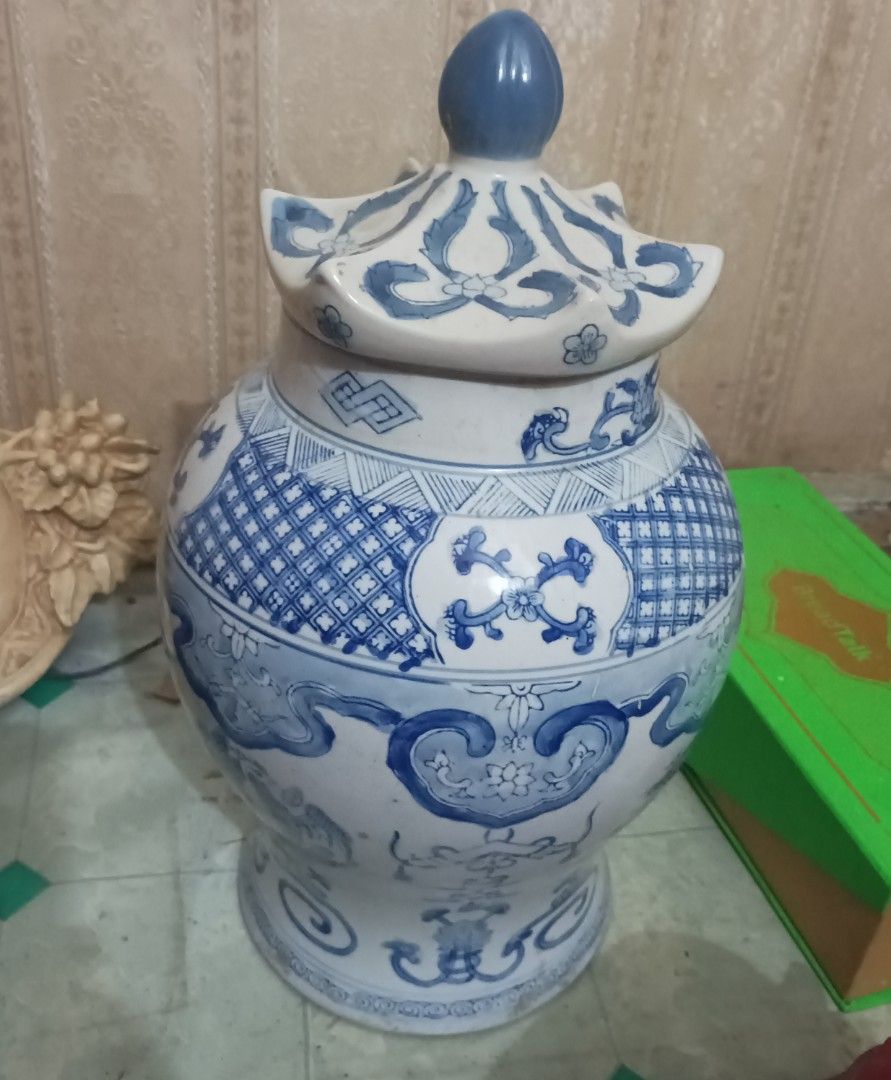 Guci China birput lawas, Antik, Pajangan di Carousell