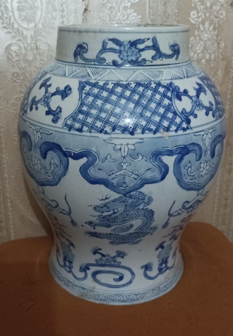 Guci China birput lawas, Antik, Pajangan di Carousell