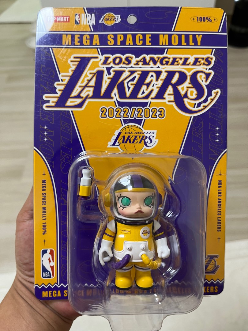 Pop mart Molly 100% NBA Mega Space Molly Lakers, 興趣及遊戲, 玩具 & 遊戲類 ...