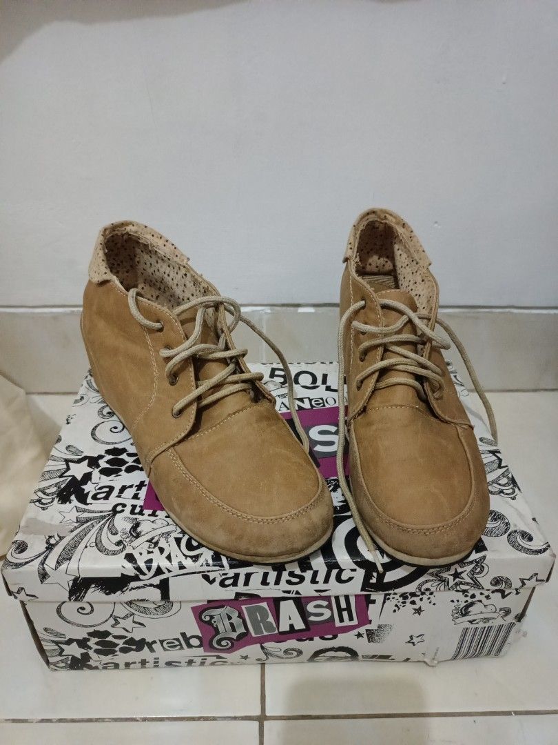 Sepatu booth coklat, Fesyen Wanita, Sepatu di Carousell
