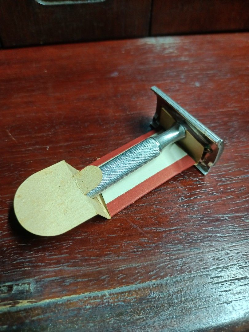 VINTAGE GILLETTE RAZOR ENGLAND, Hobbies & Toys, Collectibles ...