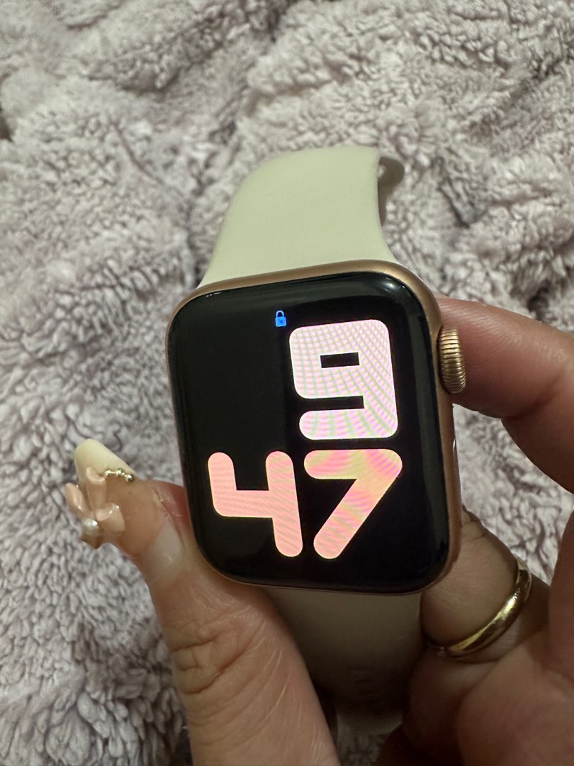 Rush!!! Original Apple watch 40mm SE Gold 1st Gen, Luxury, Watches on ...