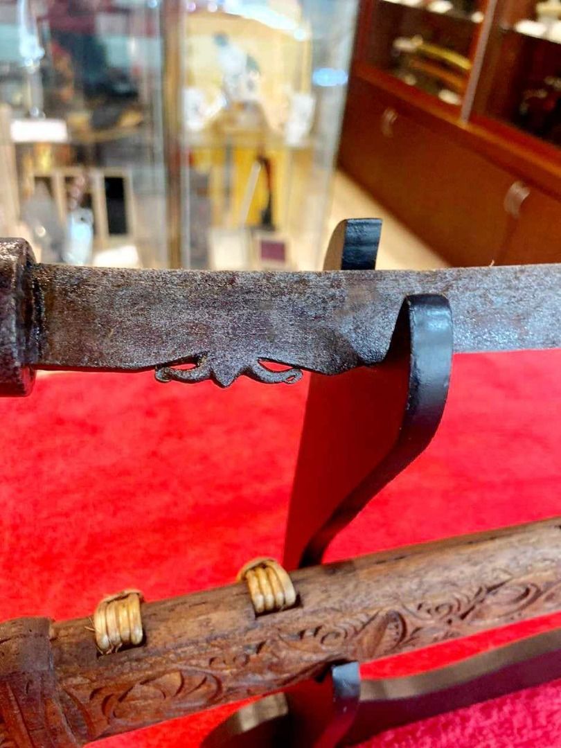 Authentic Antique Parang Ilang Dayak Borneo, with Iron Wood Dayak Motif ...