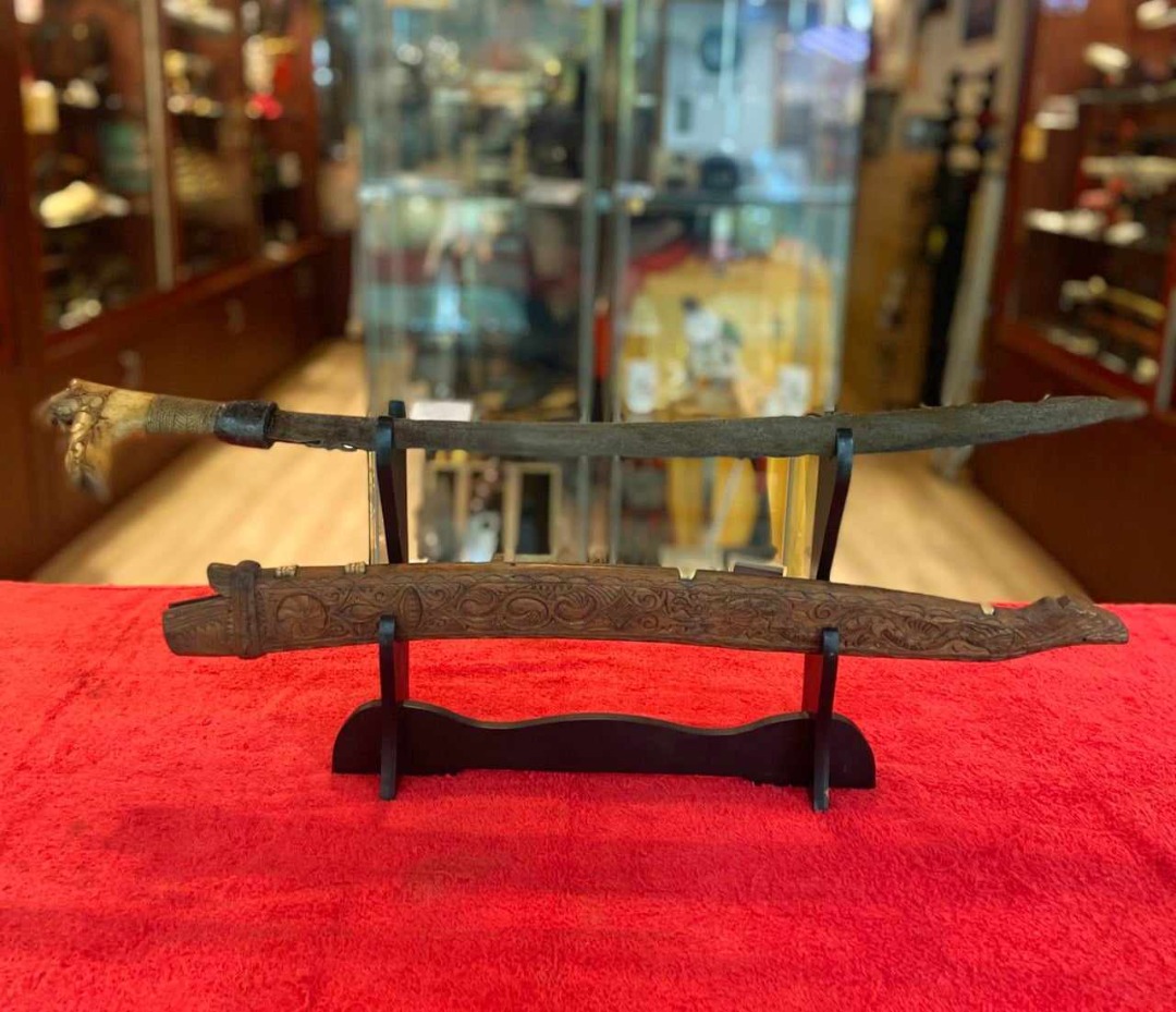 Authentic Antique Parang Ilang Dayak Borneo, with Iron Wood Dayak Motif ...