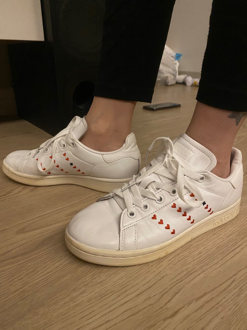 adidas stan smith heart stripe red, Fesyen Wanita, Sepatu di Carousell