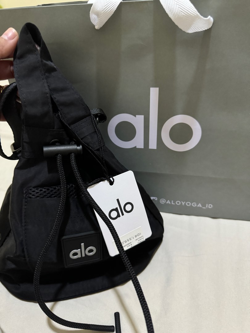 Tas alo yoga bucket cross body, Barang Mewah, Tas & Dompet di Carousell