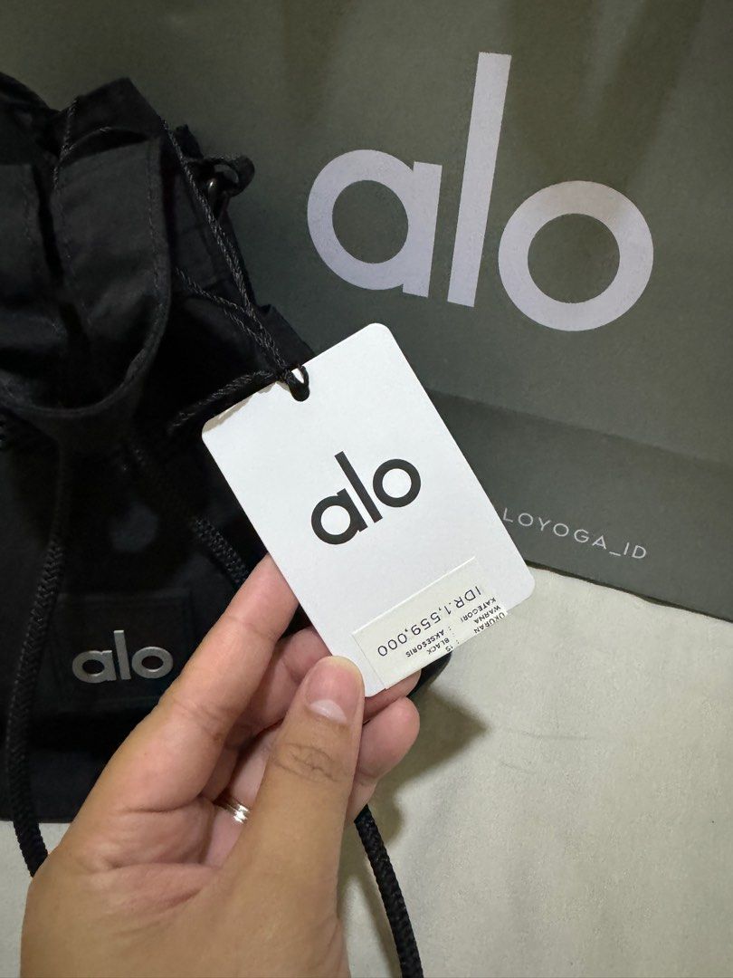 Tas alo yoga bucket cross body, Barang Mewah, Tas & Dompet di Carousell