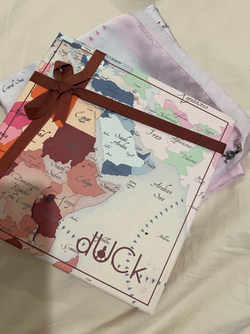 dUCk World Map shawl - Preloved, Women's Fashion, Muslimah Fashion ...
