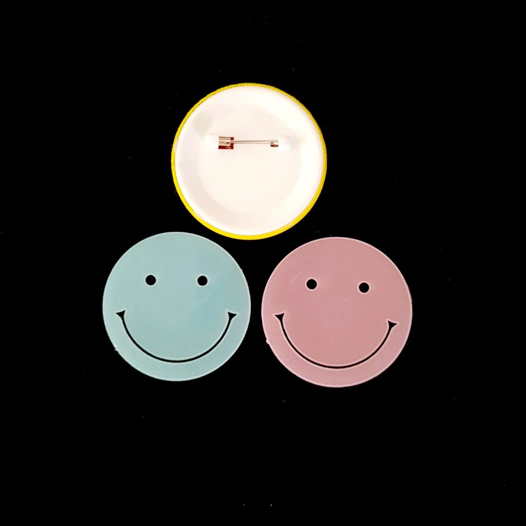 DYLL Smiley Face Button Pin & Luminous Glitter Plastic Ceiling Decor ...