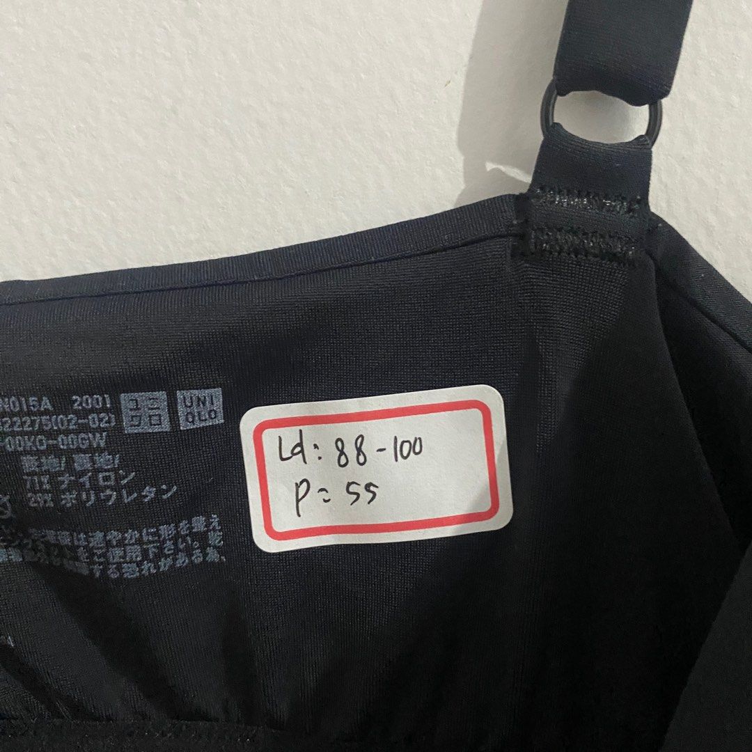 Uniqlo airsm v neck, Fesyen Wanita, Pakaian Wanita, Atasan di Carousell